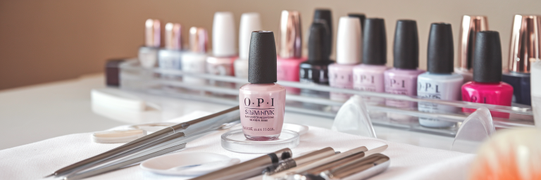 Vernis blanc pied : élégance intemporelle pour toutes